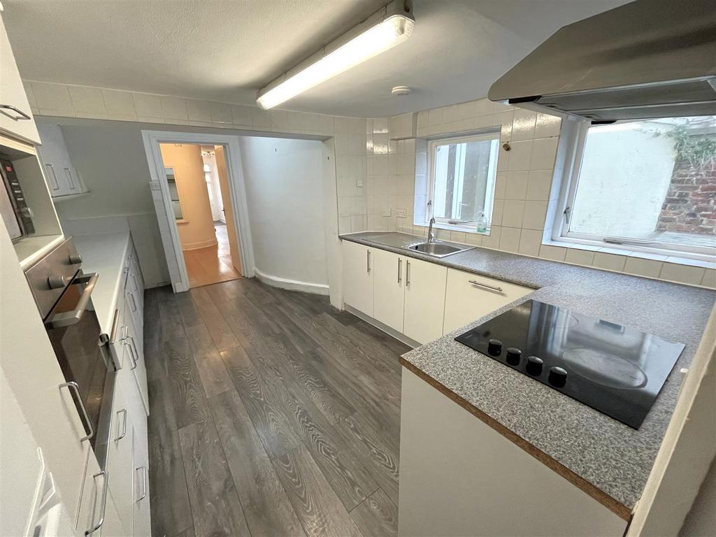 Garden Flat 71 Bath Road Cheltenham 2 bed flat - £1,100 pcm (£254 pw)
