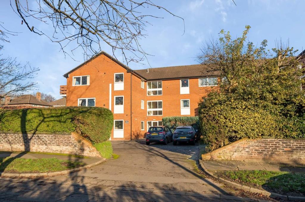 Mistrel Court, Eccles, Manchester 2 bed apartment - £925 pcm (£213 pw)