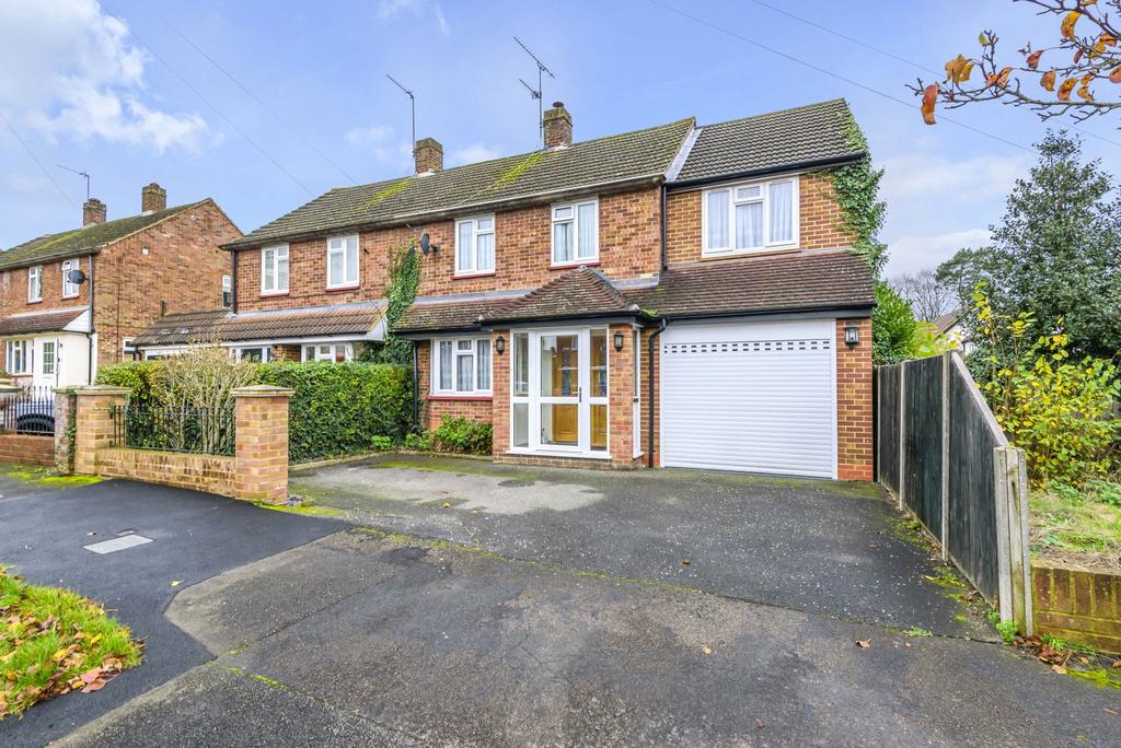 Ledger Drive, Addlestone, KT15 3 bed semi-detached house - £515,000