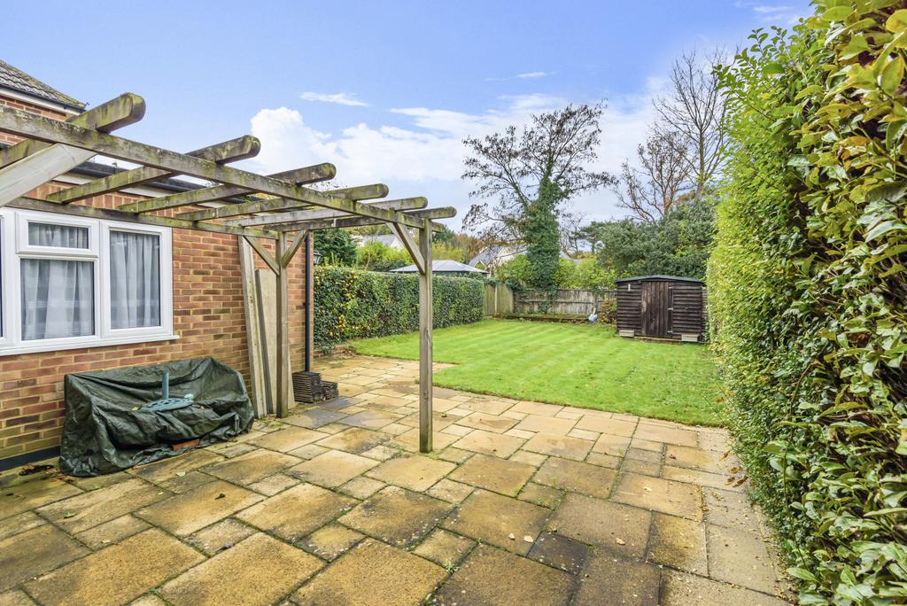 Ledger Drive, Addlestone, KT15 3 bed semi-detached house for sale - £ ...