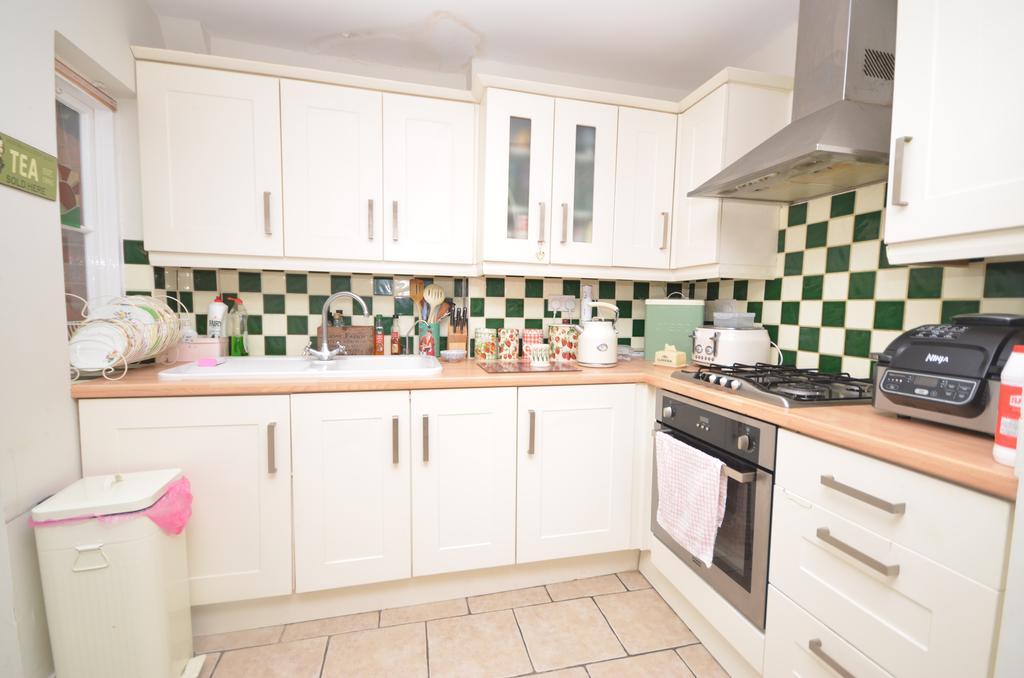 New Road, Tongham, Farnham, Surrey, GU10 2 bed end of terrace house - £ ...