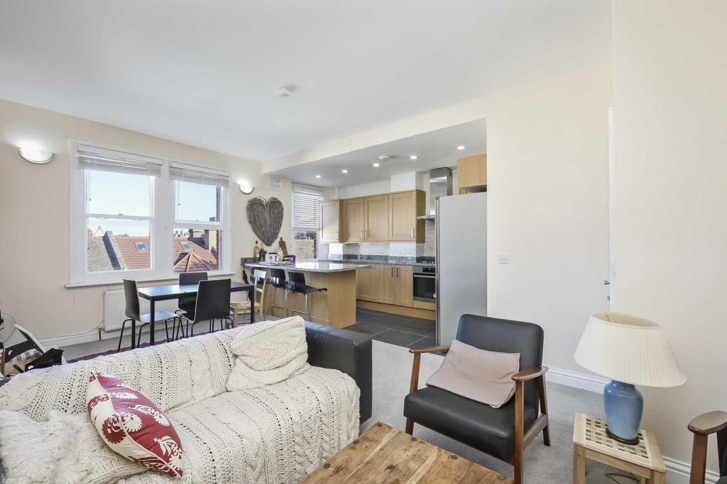Ormiston Grove, Shepherds Bush... 3 bed flat - £3,033 pcm (£700 pw)