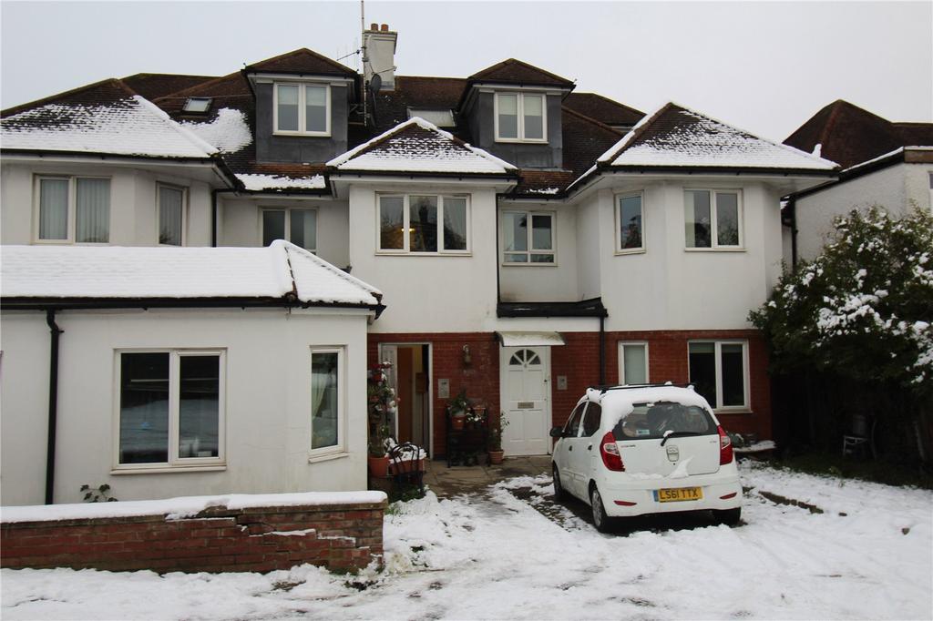 Olive Court, Edgwarebury Gardens... 2 bed maisonette - £1,650 pcm (£381 pw)