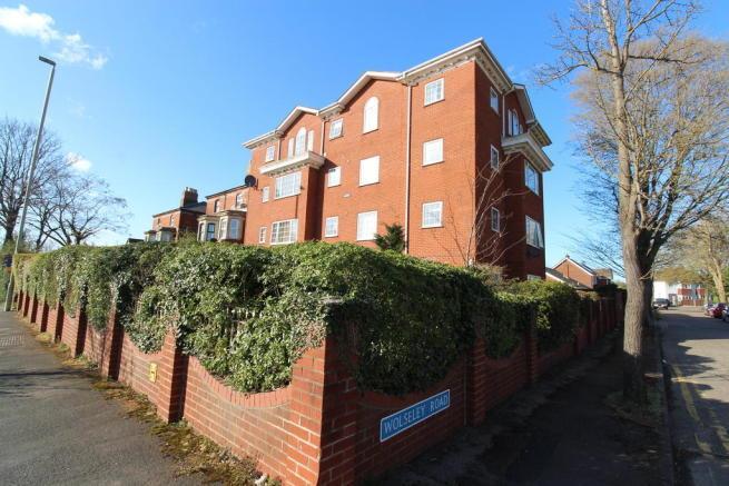 Wolsley Lodge, Barnwood 2 bed flat - £150,000