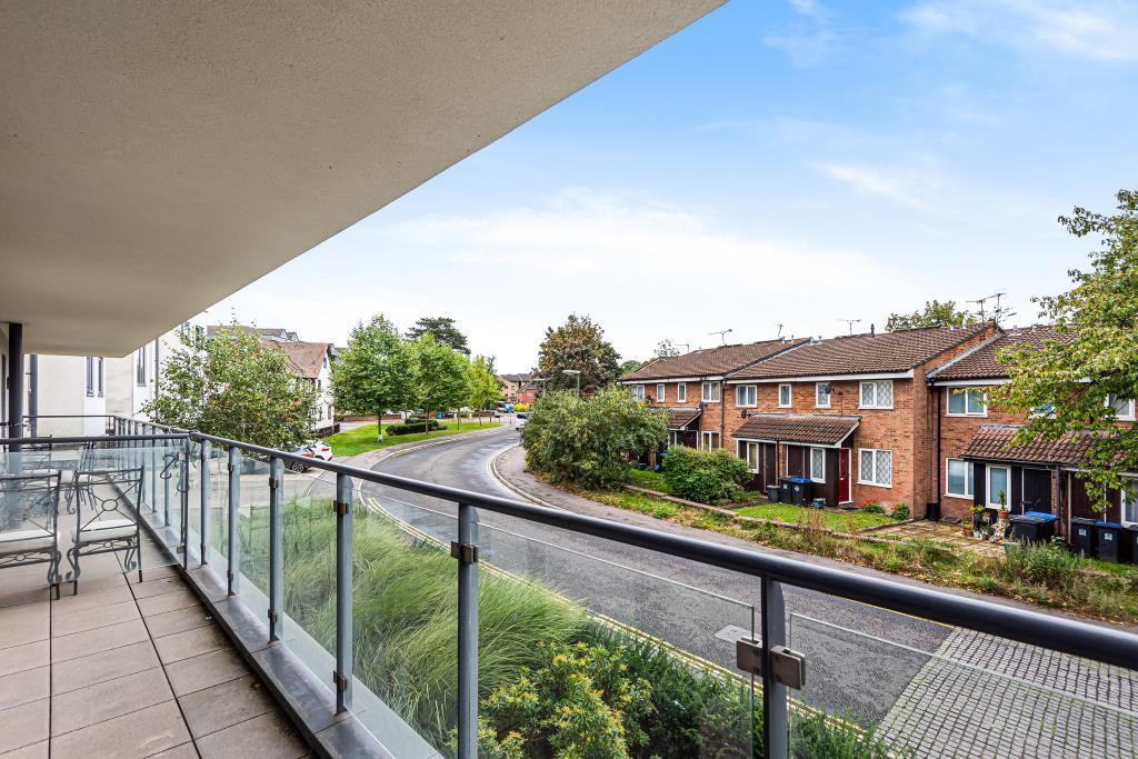 Woking, Surrey, GU22 1 bed flat - £260,000