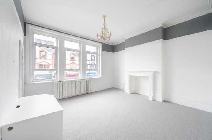 51a London Road, London, SW17 9JR 1 bed flat - £250,000