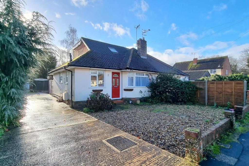 Pound Hill, Crawley, West Sussex. RH10 3 bed bungalow - £1,600 pcm (£ ...