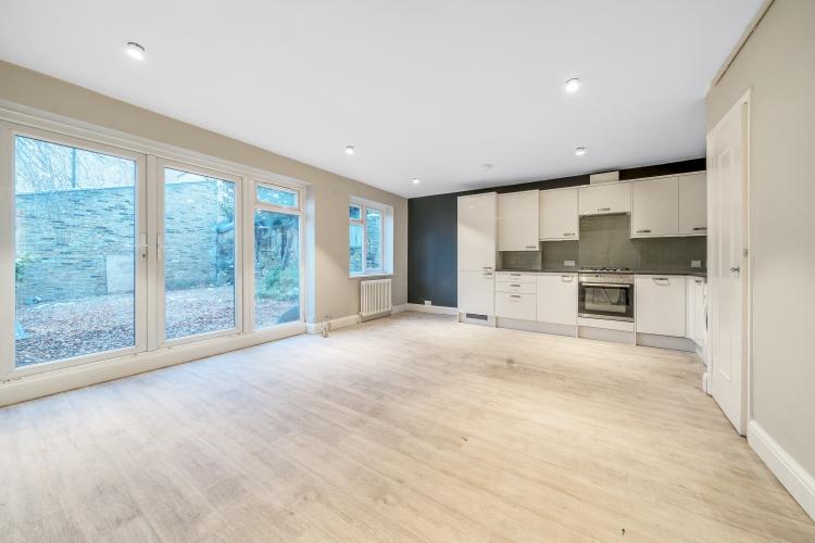 Thurleigh Road Battersea SW12 2 bed flat - £2,250 pcm (£519 pw)
