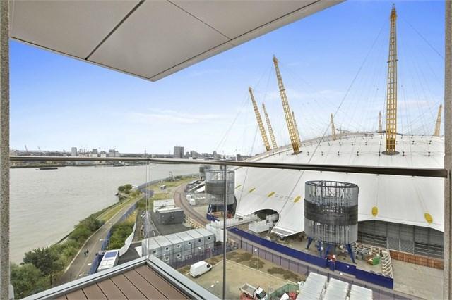 Arora Tower, 2 Waterview Drive... 1 bed apartment - £2,000 pcm (£462 pw)