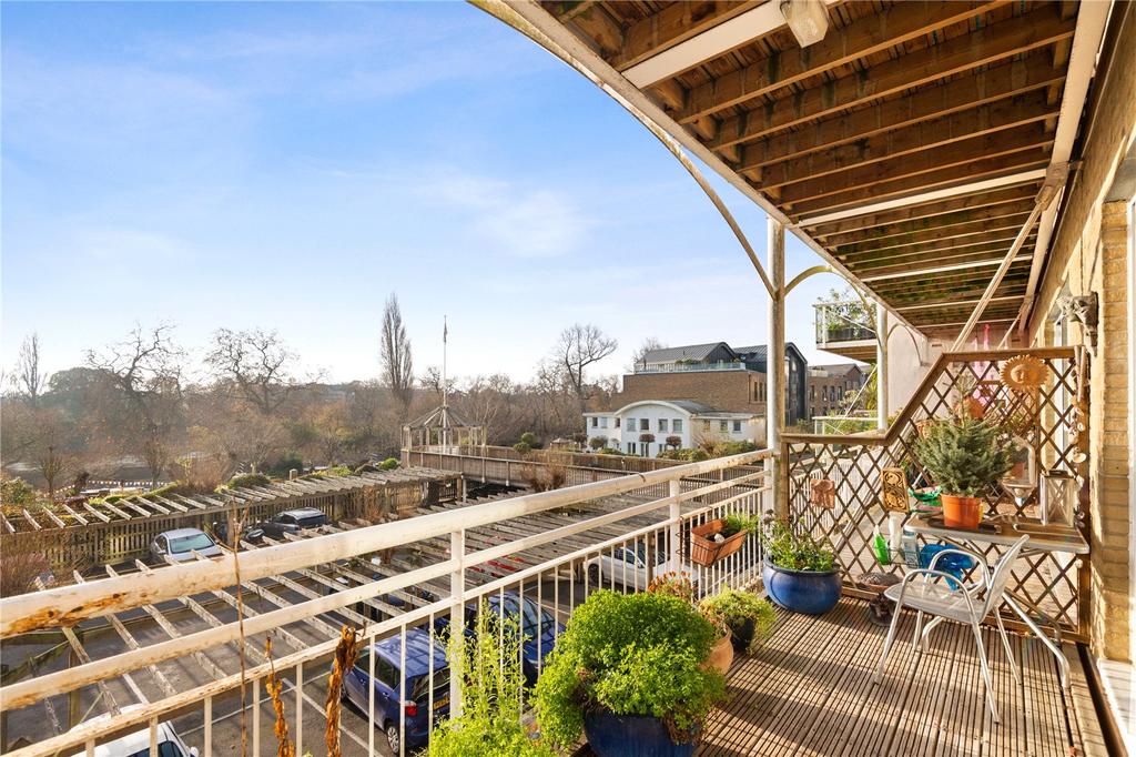 Regatta Point, 38 Kew Bridge Road, Brentford, Middlesex 2 bed flat - £ ...
