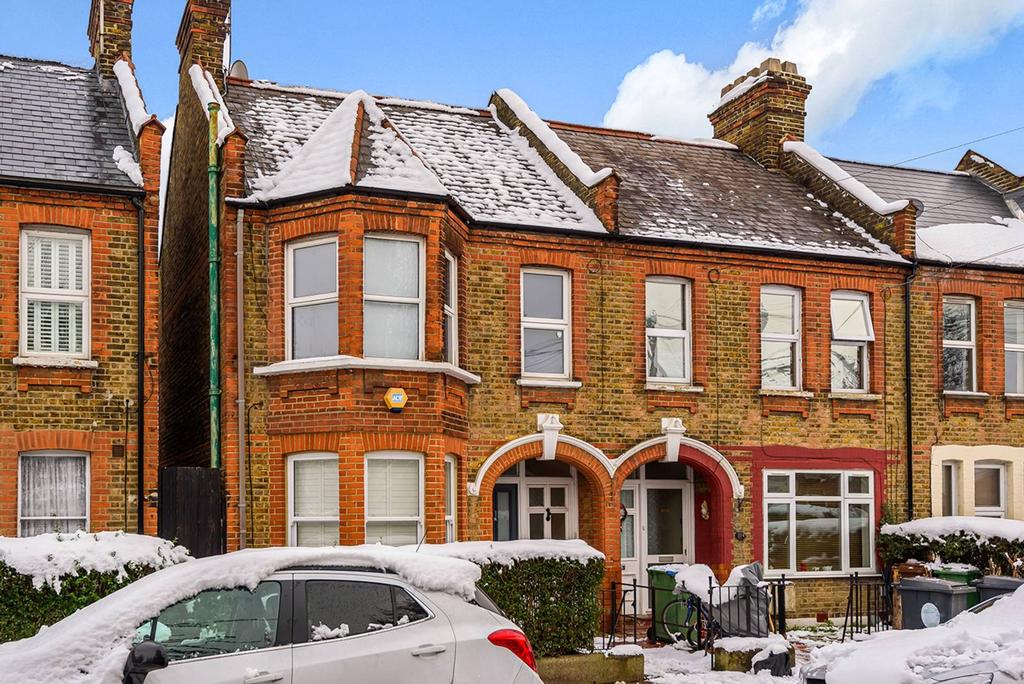 Fleeming Road, Lloyd Park, London, E17 2 bed flat to rent - £2,483 pcm ...