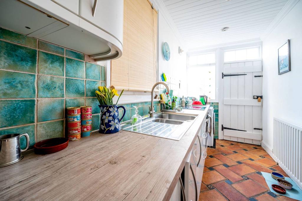 Rupert Road, Guildford, GU2 2 bed semi-detached house - £2,160 pcm (£ ...