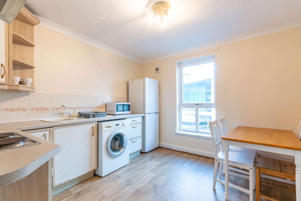 Morrison Circus Edinburgh EH3 8DW... 2 bed flat - £1,295 pcm (£299 pw)