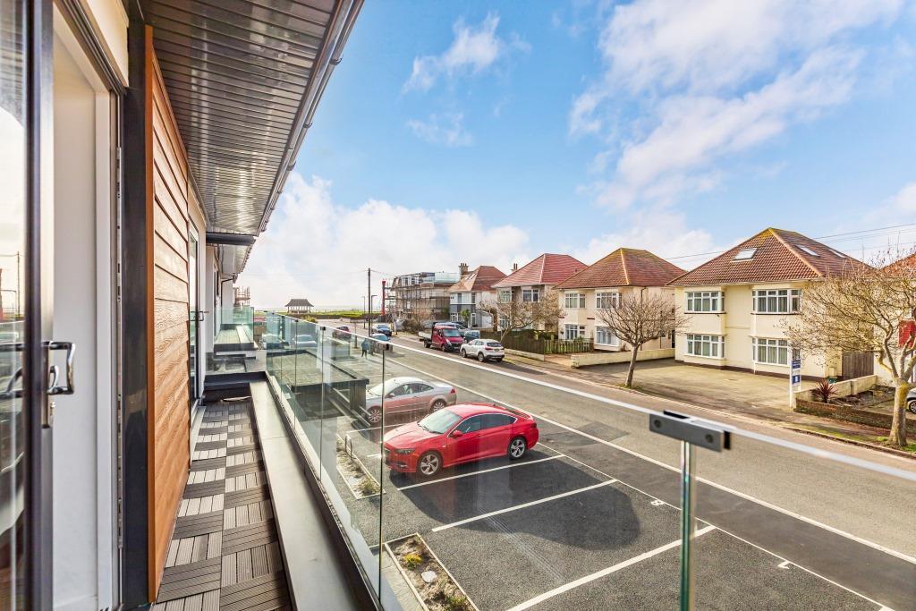 Southwood Avenue, Southbourne, Bournemouth 2 bed flat - £1,200 pcm (£ ...