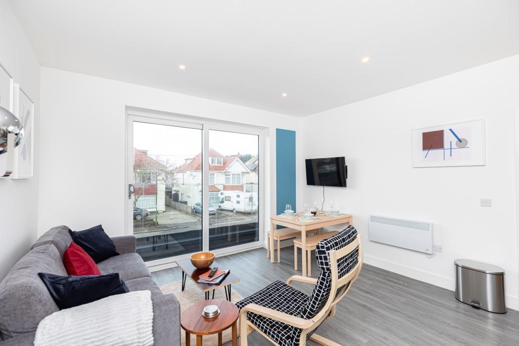 Southwood Avenue, Southbourne, Bournemouth 2 bed flat - £1,200 pcm (£ ...