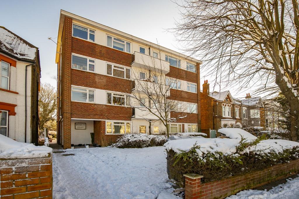 Bramley Court, The Ridgeway... Studio - £1,000 pcm (£231 pw)