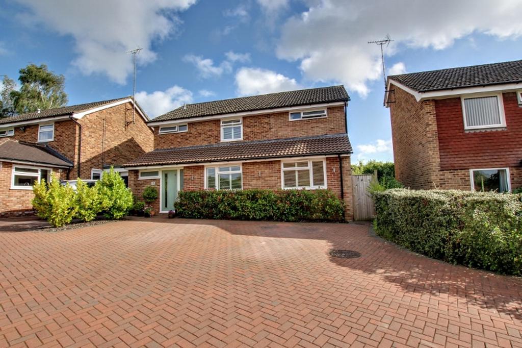 Maple Close, Haywards Heath, RH16 4 bed detached house - £650,000