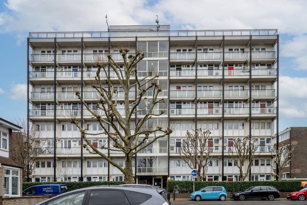 Barringer Square, Tooting Bec, London, SW17 2 bed flat for sale - £335,000