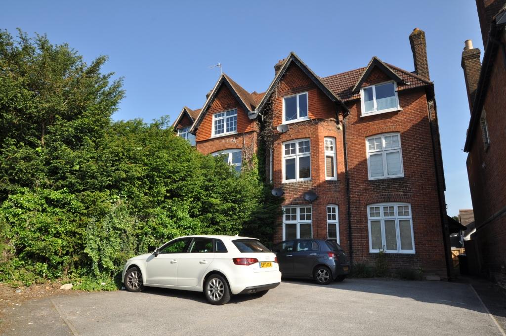 Epsom Road, Guildford, Surrey, GU1 Studio - £950 pcm (£219 pw)