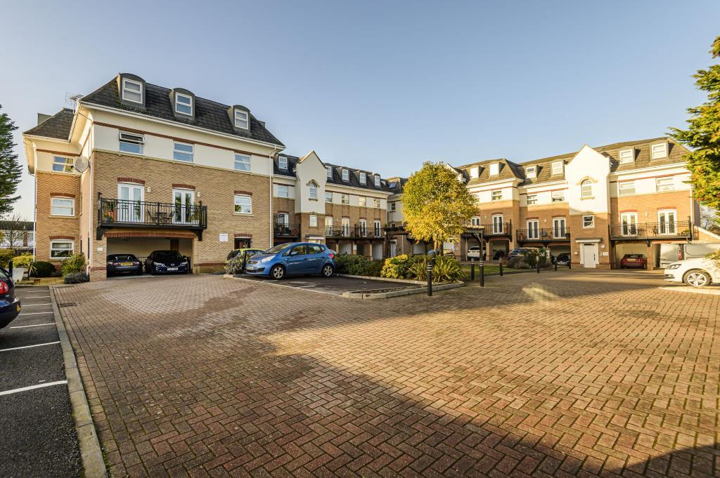 Woking, Surrey, GU22 2 bed flat - £275,000