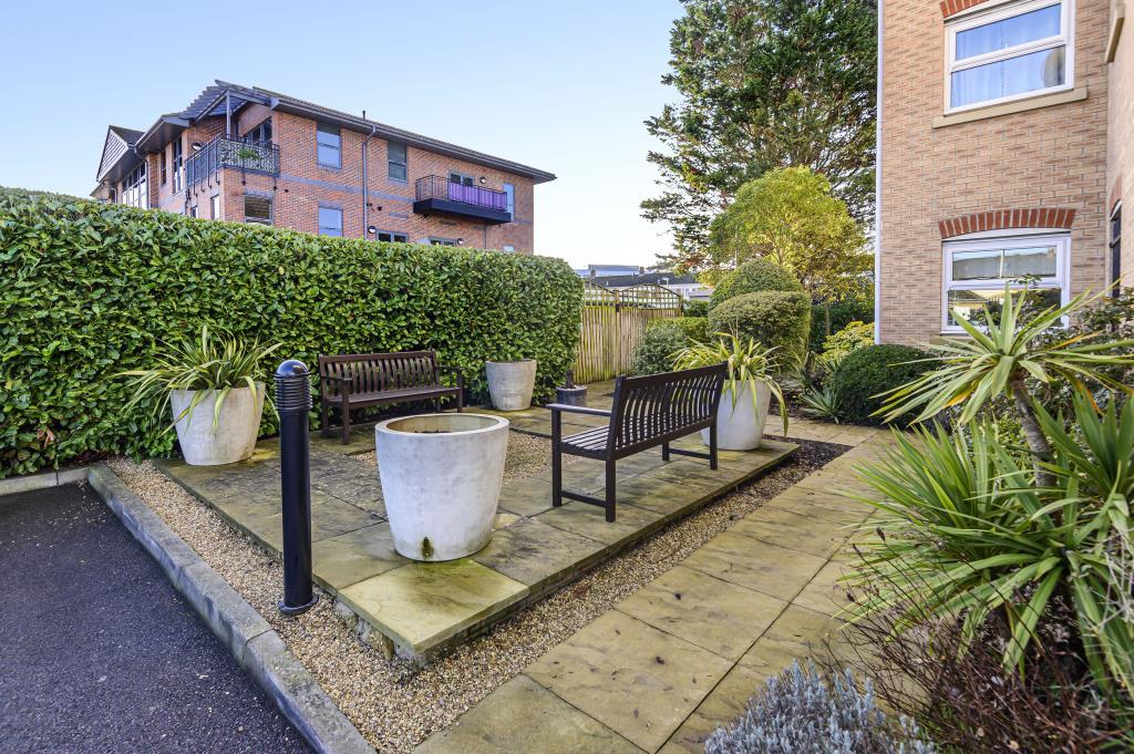 Woking, Surrey, GU22 2 bed flat - £275,000
