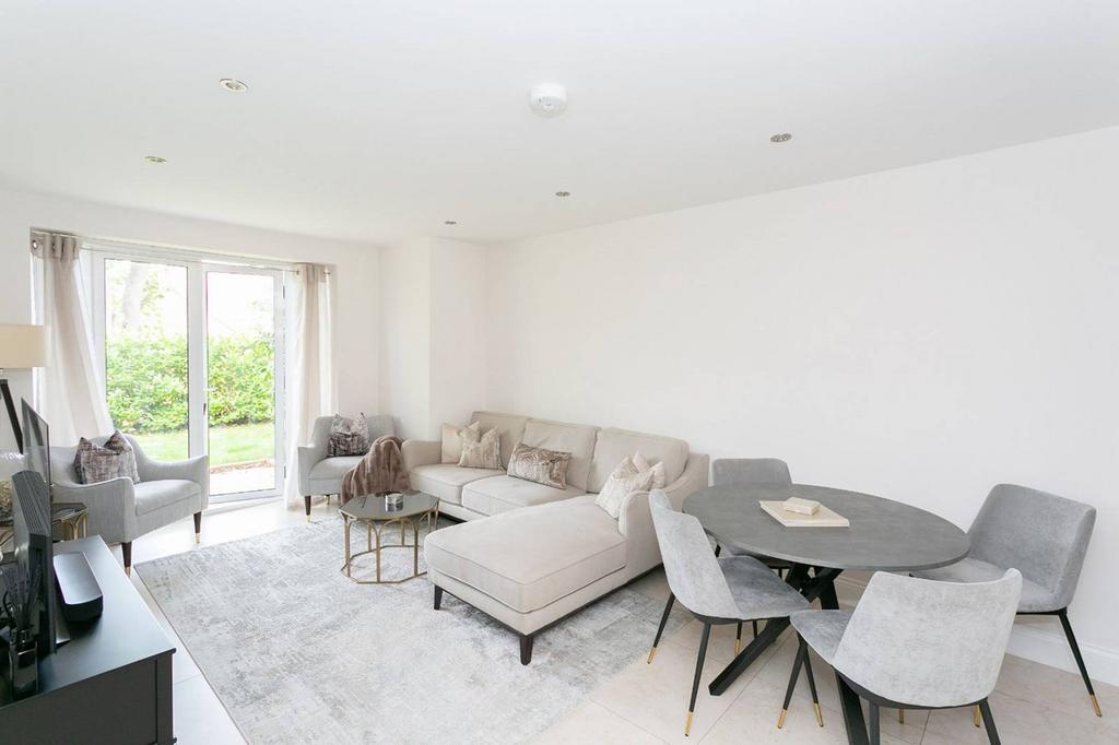 Eton House, Bushey, WD23 2 bed flat - £465,000