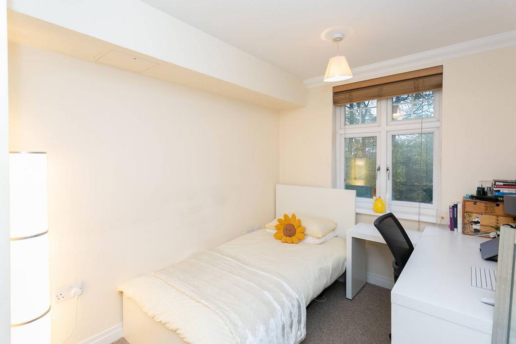 London Road, WD23, Bushey, WD23 2 bed flat - £1,750 pcm (£404 pw)
