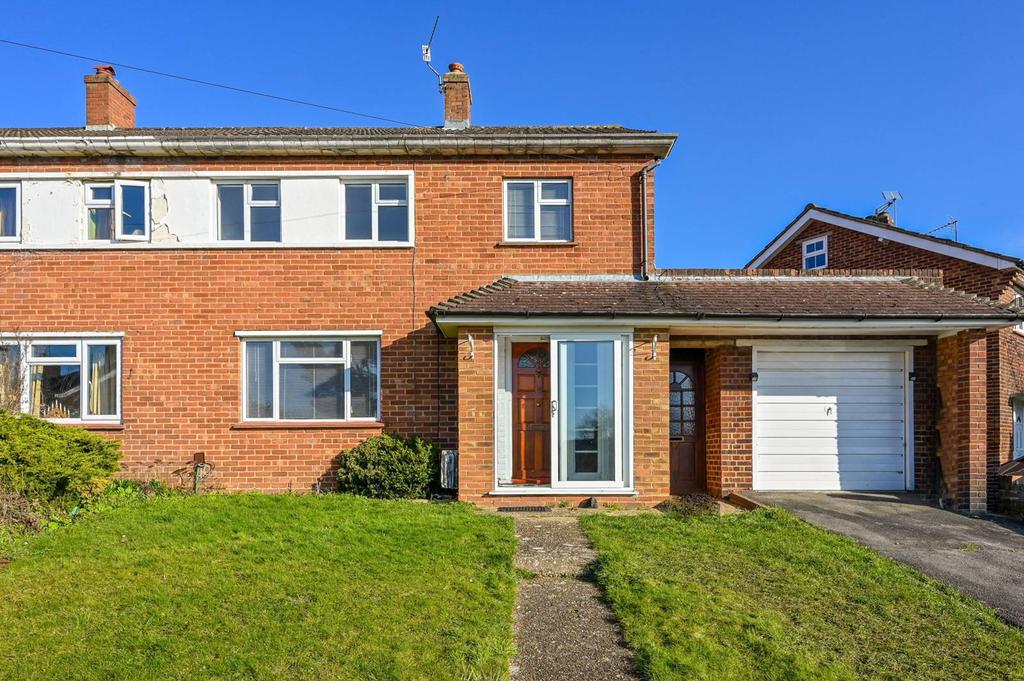 Finches Rise, Merrow, Guildford, GU1 3 bed semi-detached house - £2,100 ...
