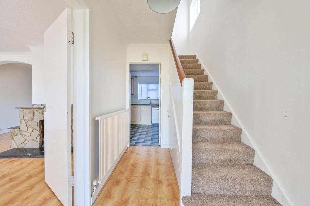 Finches Rise, Merrow, Guildford, GU1 3 bed semi-detached house - £2,100 ...