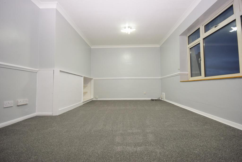 Whitmore Way, Basildon, SS14 3 bed maisonette - £1,150 pcm (£265 pw)