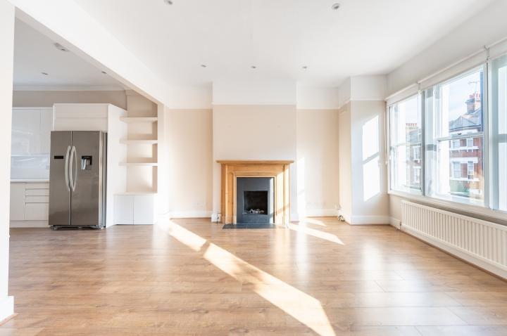 114b Latchmere Road, London, SW11 2JT 2 bed flat - £560,000