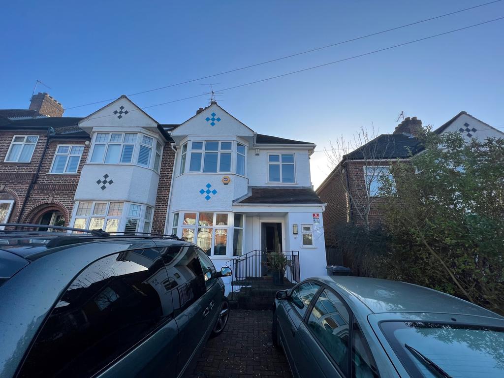 Chase Way, London N14 3 bed semi-detached house - £2,500 pcm (£577 pw)