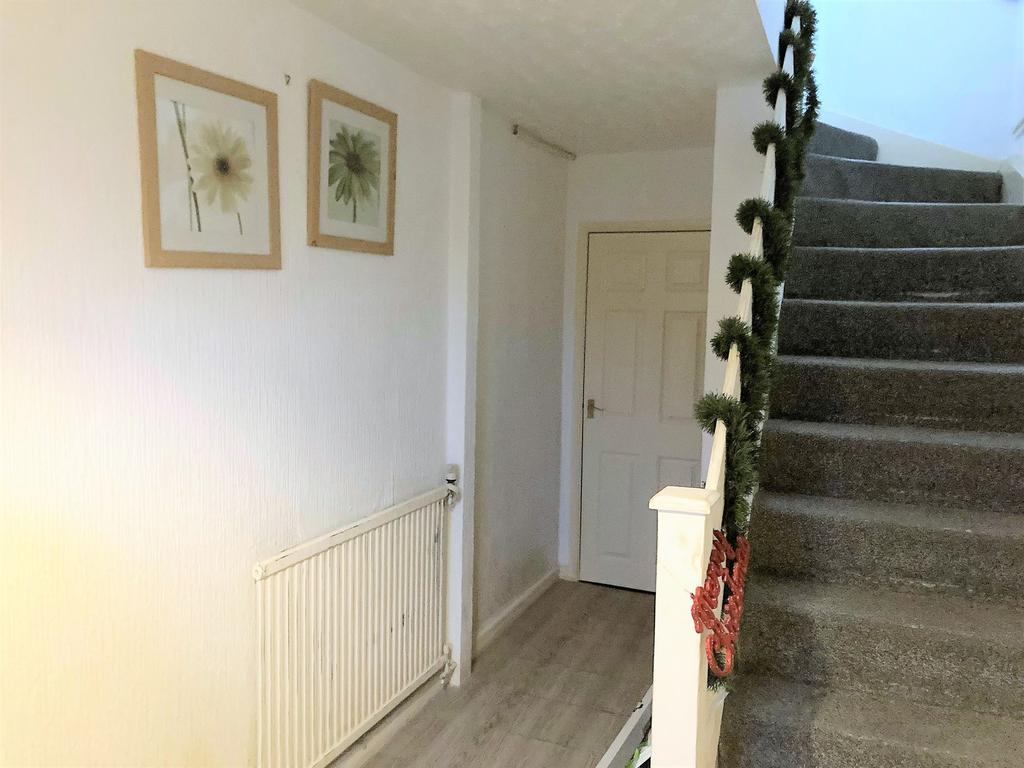 Southcliffe Drive, Baildon, Shipley... 4 bed townhouse - £140,000