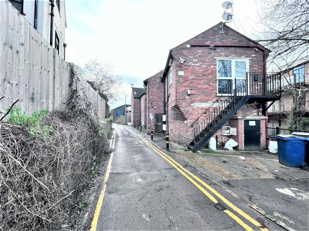 Nutfield Lane 1 bed flat - £900 pcm (£208 pw)