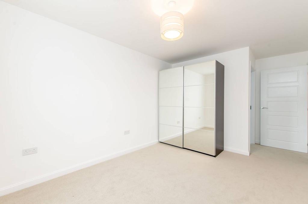 Walnut Tree Close, Guildford, GU1 2 bed flat - £2,200 pcm (£508 pw)