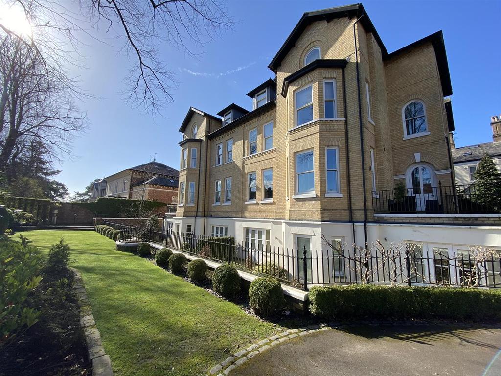 Chesham Place, Bowdon 3 bed penthouse - £4,250 pcm (£981 pw)