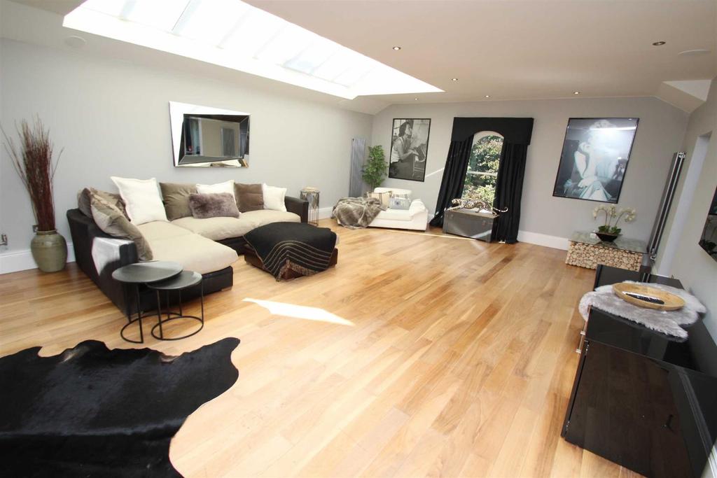 Chesham Place, Bowdon 3 bed penthouse - £4,250 pcm (£981 pw)