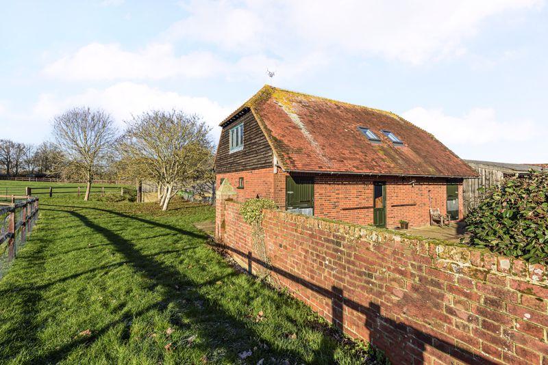 Balls Cross, Petworth 2 bed maisonette - £1,200 pcm (£277 pw)