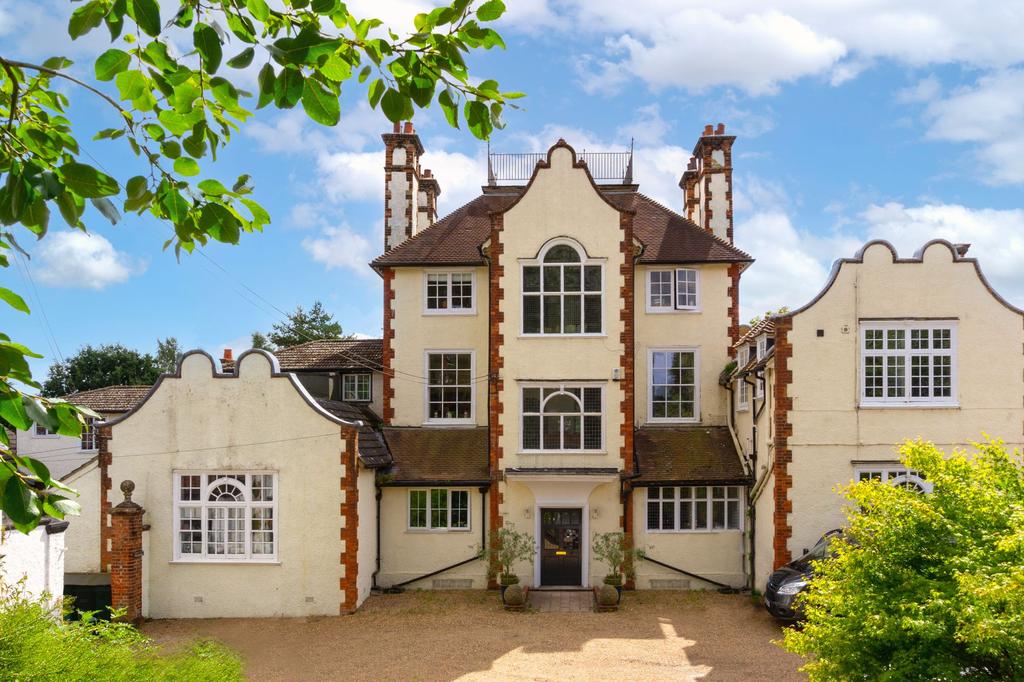 Gatton Park, Reigate, RH2 3 bed flat - £440,000