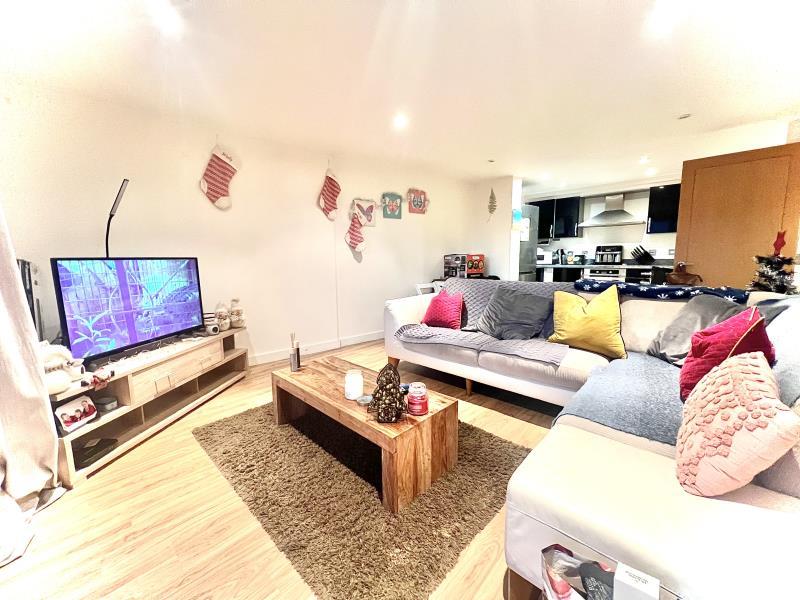 Camberley 2 bed apartment - £1,350 pcm (£312 pw)