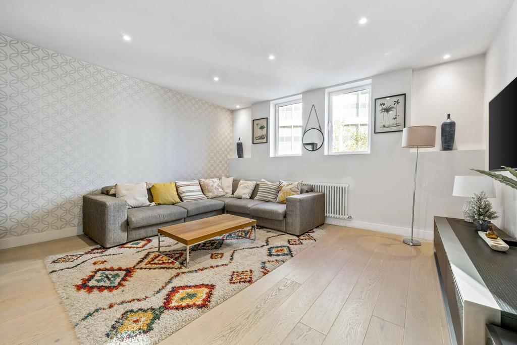 Kensington High Street, Kensington... 2 bed flat - £4,000 pcm (£923 pw)