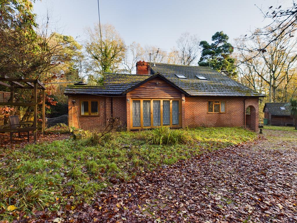 Soke Road, Aldermaston, RG7 3 bed detached house - £3,095 pcm (£714 pw)