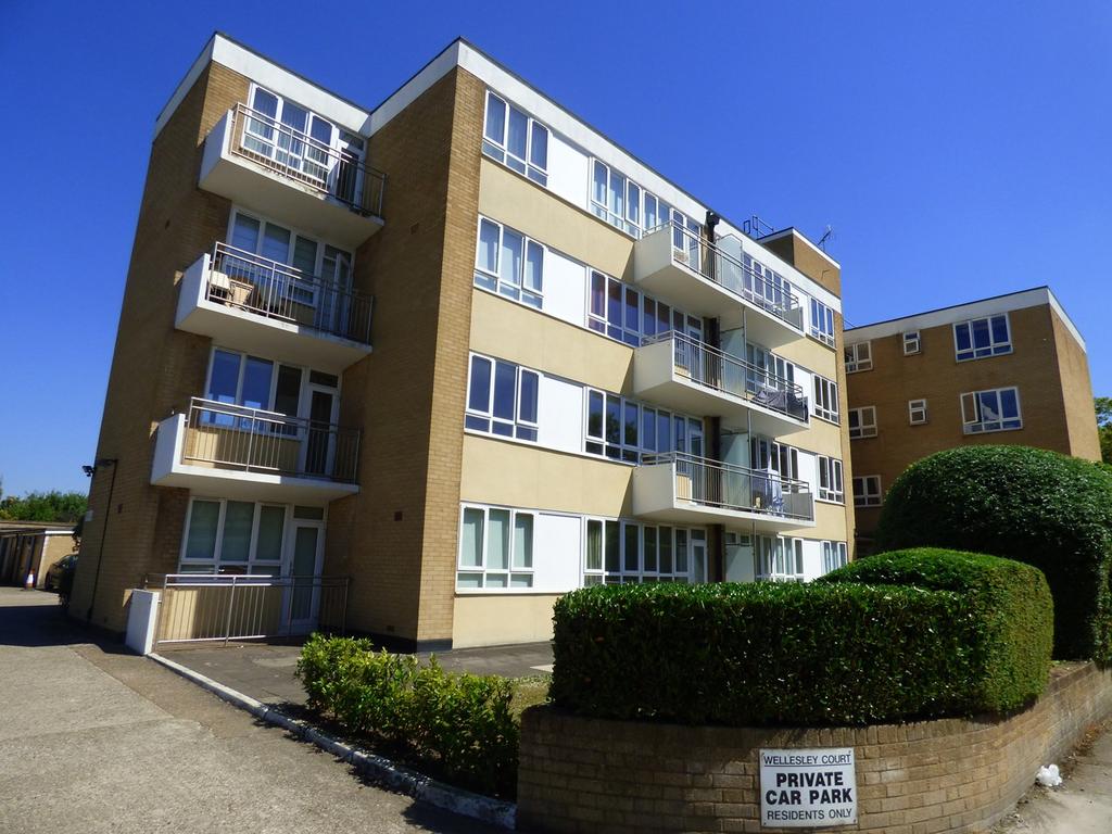 Wellesley Avenue, Iver, SL0 2 bed apartment - £1,500 pcm (£346 pw)