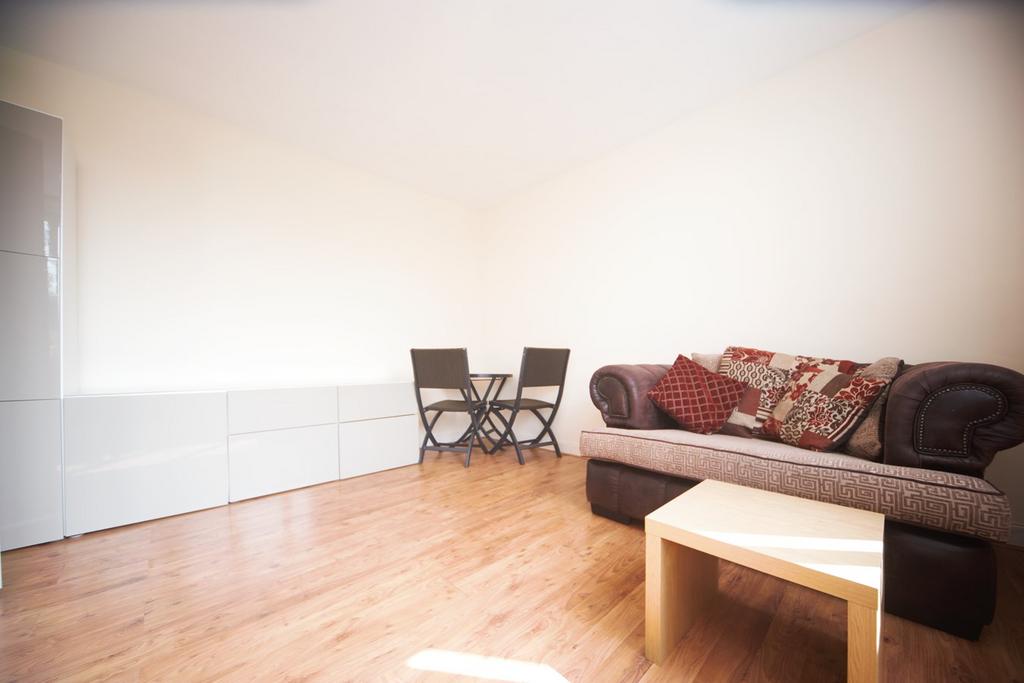 Wellesley Avenue, Iver, SL0 2 bed apartment - £1,500 pcm (£346 pw)