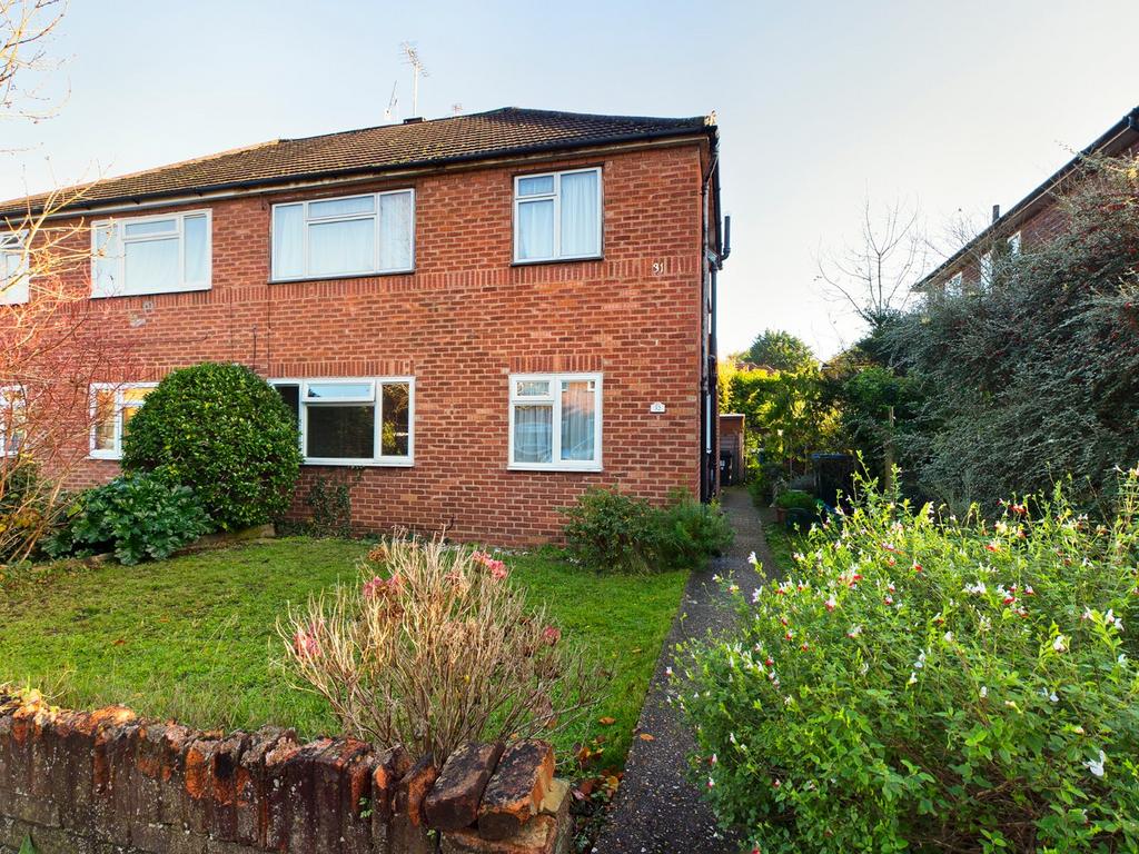 Royston Avenue, Byfleet, Surrey, KT14 2 bed maisonette - £275,000