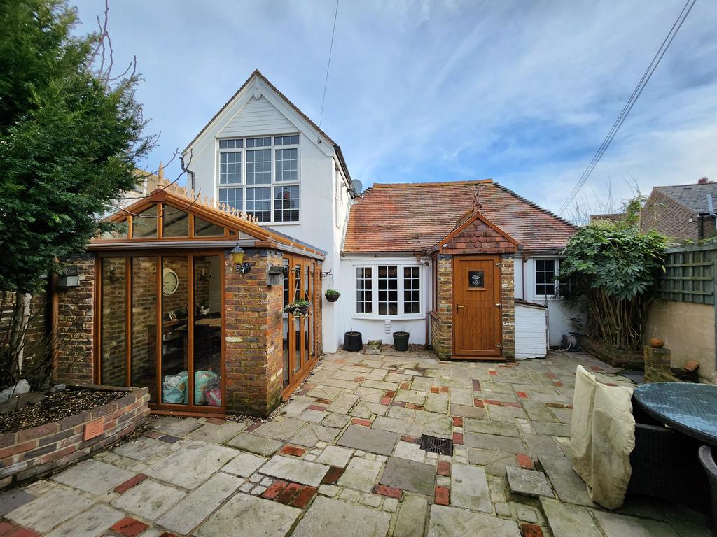 New Road, Polegate, Eastbourne, BN26 2 bed detached house - £1,500 pcm ...