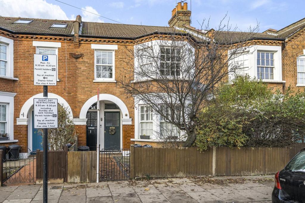 Burntwood Lane, Earlsfield, SW17 3 bed flat - £800,000