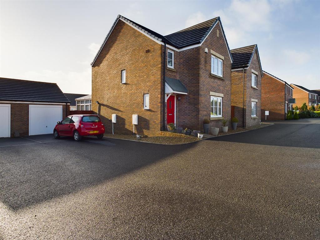 Heol Y Parc, Cefneithin, Llanelli 3 bed detached house - £268,000