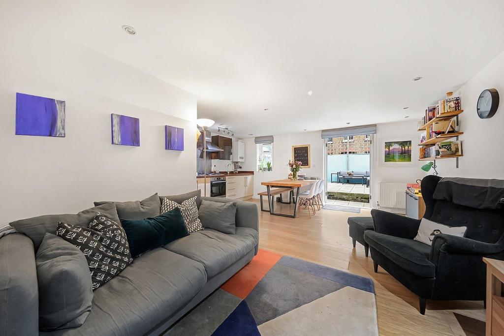 Saltoun Road, SW2 3 bed flat - £650,000