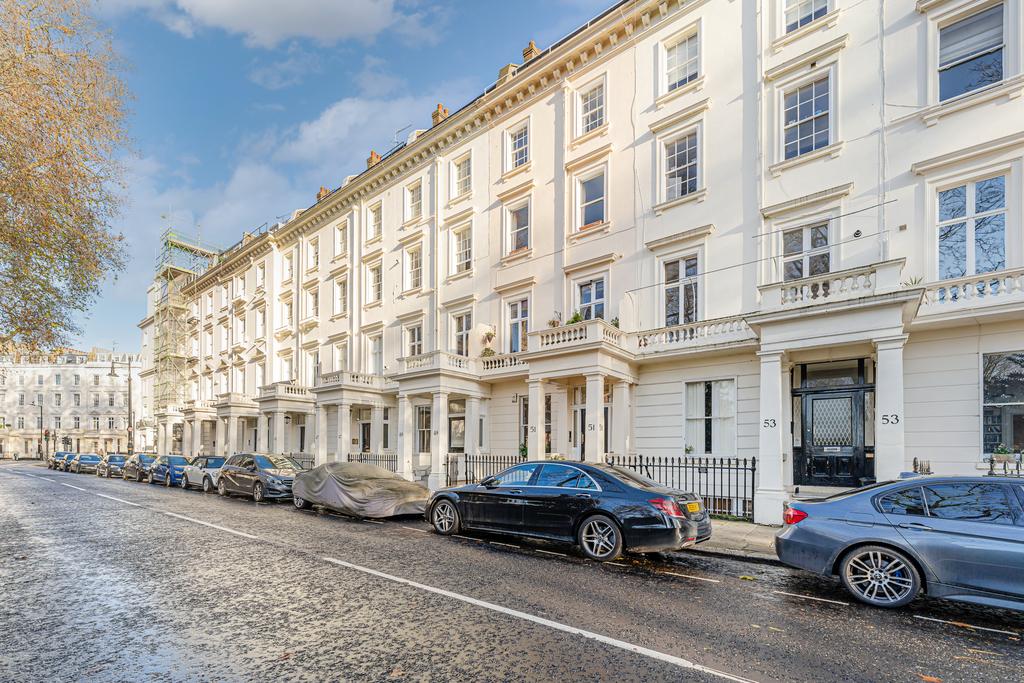St. Georges Square, Pimlico, London, SW1V 2 bed flat to rent - £3,000 ...